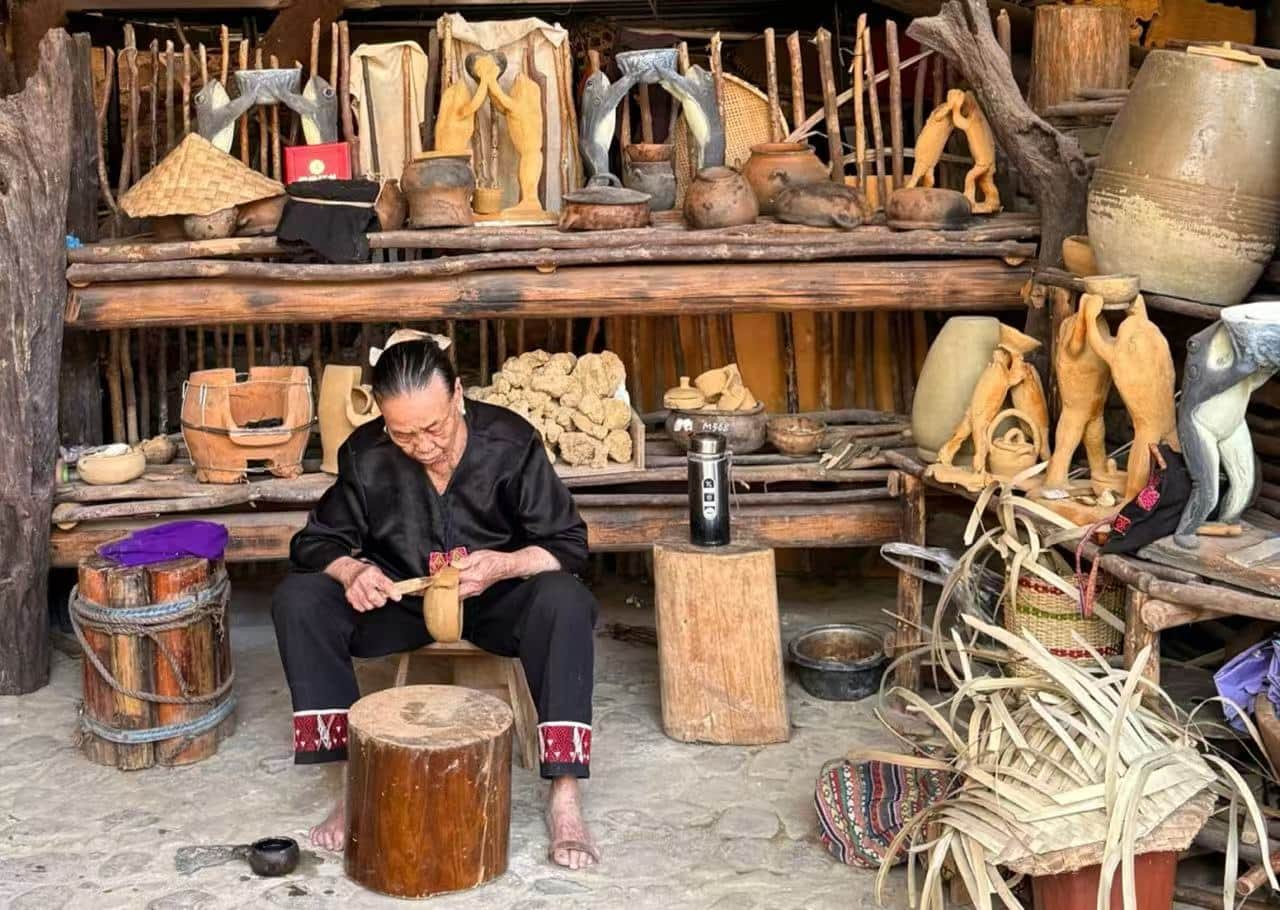 Discover Betel Nut Valley Binglanggu Li and Miao Culture in Sanya